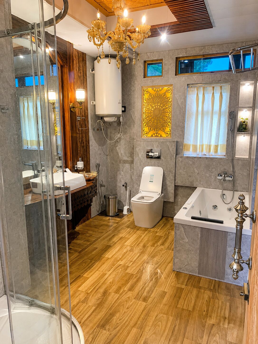 Uma casa de banho moderna com sanita, lavatório, chuveiro e cabine de duche envidraçada.