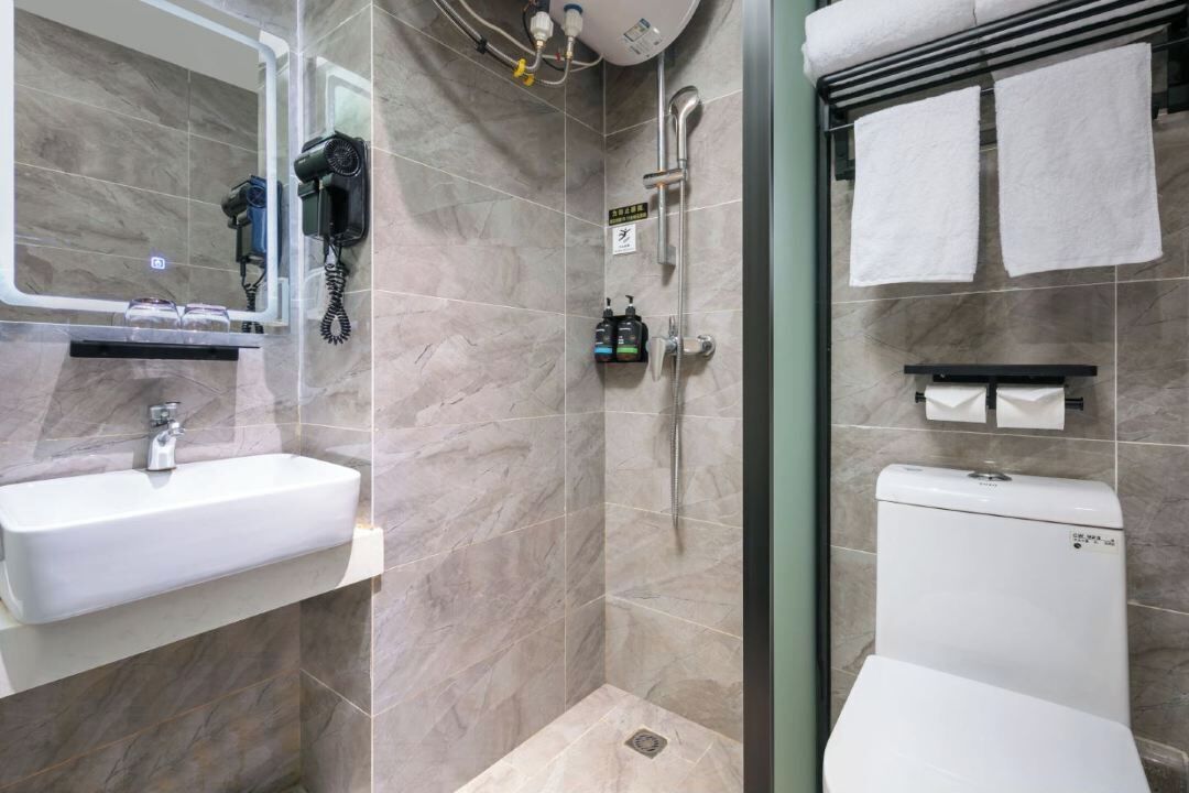 Quarto casal básico | Banheiro | Secador de cabelo, toalhas de banho