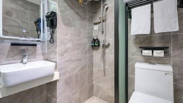 Quarto casal básico | Banheiro | Secador de cabelo, toalhas de banho