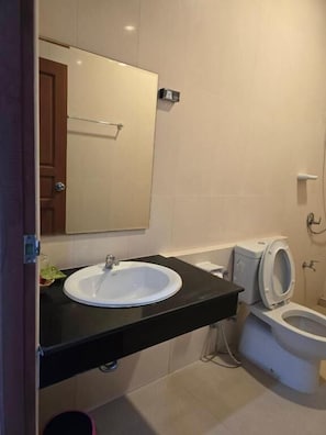 Quarto Deluxe, não fumadores | Casa de banho | Um polibã, um secador de cabelo, toalhas fornecidas, sabão 