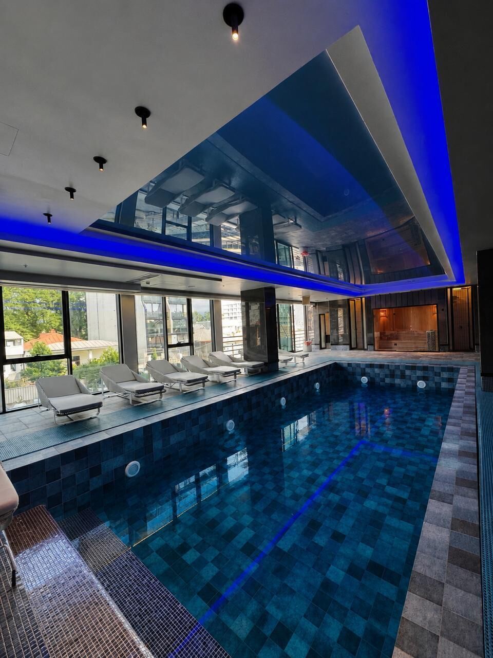 Piscina interna, piscina externa sazonal