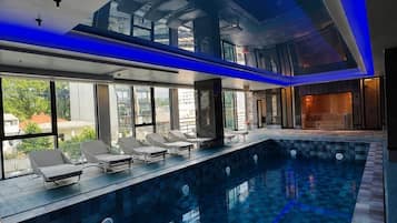 Piscina interna, piscina externa sazonal