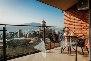 Quarto casal luxo, sacada, vista para a cidade | Opções para refeição ao ar livre
