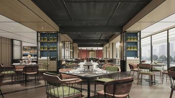 Interior moderno de restaurante com pé-direito alto, janelas amplas e diversas opções de assentos.
