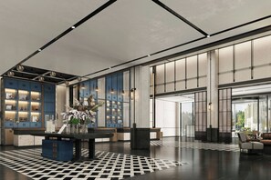 Um lobby moderno com piso quadriculado, balcão de recepção e parede com prateleiras exibindo diversos objetos.