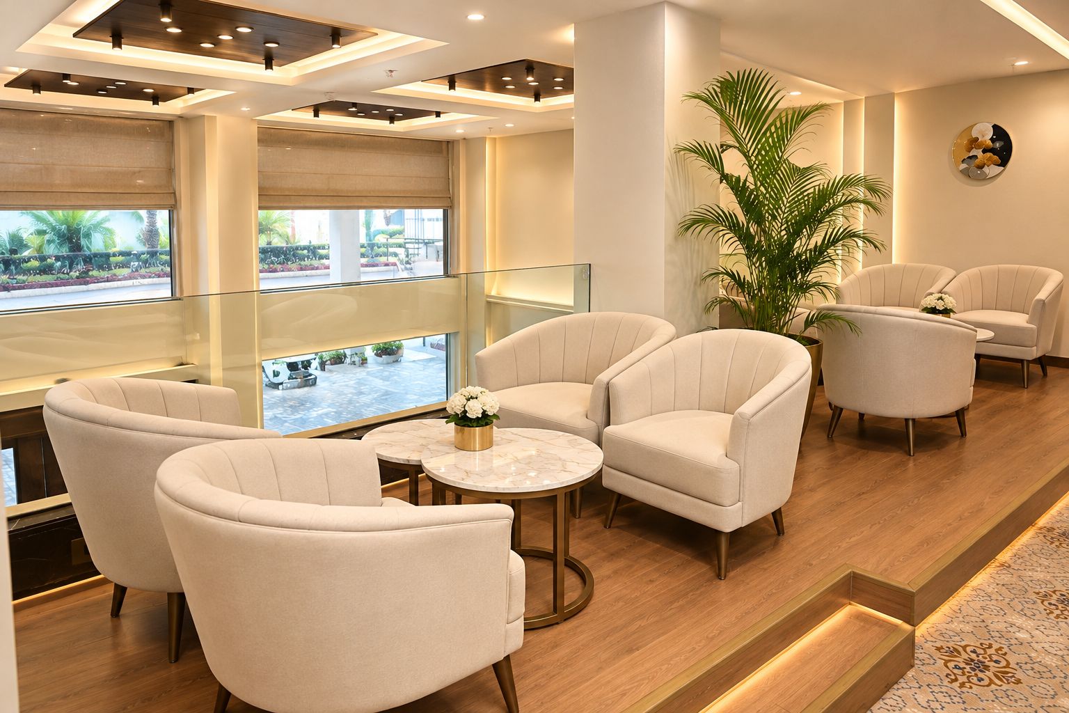 Um hall de hotel moderno com área de estar, grandes janelas e uma planta decorativa.