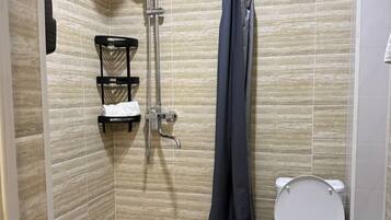 Quarto solteiro standard | Banheiro | Secador de cabelo, chinelos, toalhas de banho, sabonete