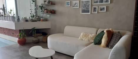 Apartamento, varanda, vista parcial para o mar | Sala de estar
