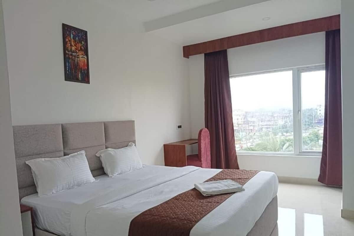 Quarto Duplo Deluxe, Vista para a cidade | Cofre no quarto, secretária