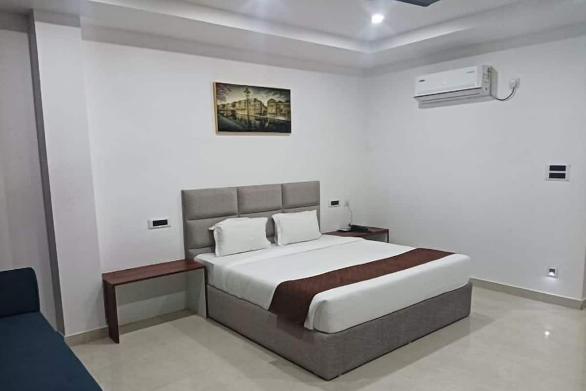 Suite Superior, Vista para a cidade | Cofre no quarto, secretária