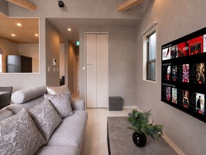Villa de Luxo, vista para a montanha | Sala de estar | Televisor de ecrã plano de 50 polegadas com canais por cabo