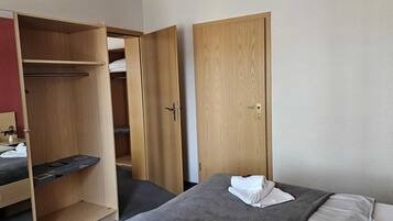 Quarto Quádruplo Familiar | Secretária, secretária adequada para computadores portáteis