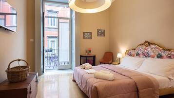 Quarto casal superior, sacada | Cofres nos quartos, cortinas blackout, quartos à prova de som