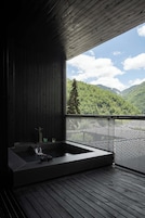 Quarto Twin Deluxe, varanda, vista para a colina | Banheira de hidromassagem exterior