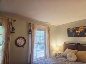 Quarto Signature, vista para o pátio | Secretária adequada para computadores portáteis, Wi-fi grátis 