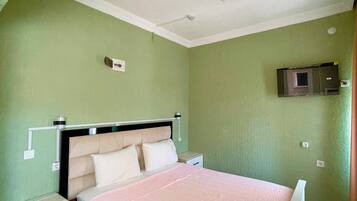 Quarto casal standard | Espaço de trabalho para notebook, cortinas blackout