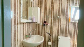 Quarto quádruplo | Banheiro | Chuveiro, secador de cabelo, chinelos, toalhas de banho
