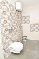 Quarto clássico | Banheiro | Chuveiro, papel higiênico