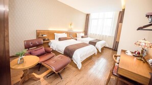Quarto Duplo ou Twin Standard, 2 camas de casal, não fumadores | Edredões de penas, cortinas/cortinados opacos, ferro/tábua de engomar 