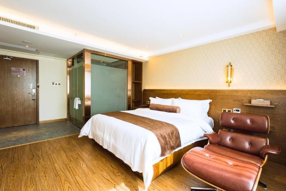Quarto casal conforto, 1 cama Queen, para não fumantes | Edredons de pluma, cortinas blackout, ferros/tábuas de passar roupa