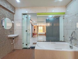 Quarto casal superluxo, sacada, vista para a cidade | Banheiro | Toalhas de banho, sabonete