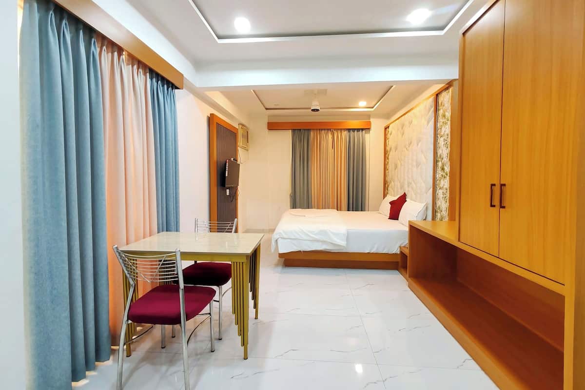 Quarto Duplo de Luxo, varanda, Vista para a cidade | Secretária adequada para computadores portáteis, Wi-fi grátis