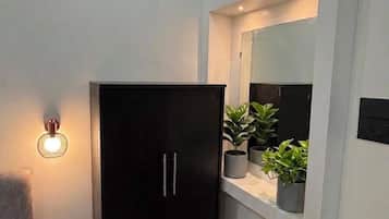 Quarto luxo | Escrivaninha, espaço de trabalho para notebook, Wi-Fi de cortesia