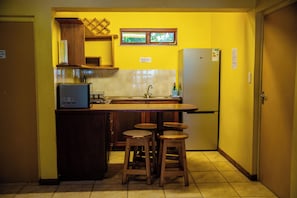 Apartamento família, varanda, vista para a piscina | Cozinha privada | Geladeira grande, micro-ondas, cooktop