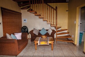 Apartamento família, varanda, vista para a piscina | Área de estar