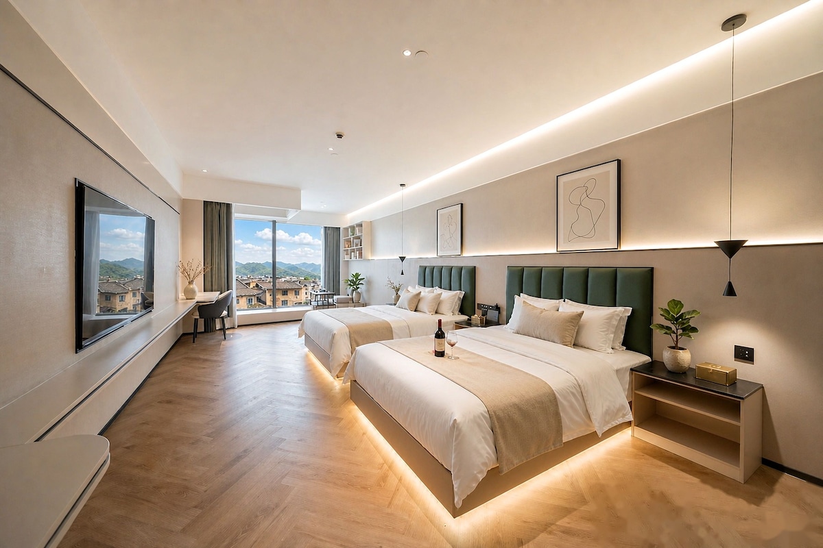 Quarto de hotel moderno com duas camas, uma escrivaninha e vista para a cidade.