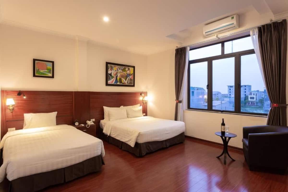 Quarto família, vista para a cidade | Cofres nos quartos, quartos à prova de som