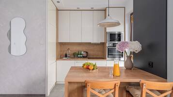 Apartamento Superior, 2 quartos, Vista para a cidade | Cozinha privada | Uma máquina de café expresso, uma chaleira elétrica