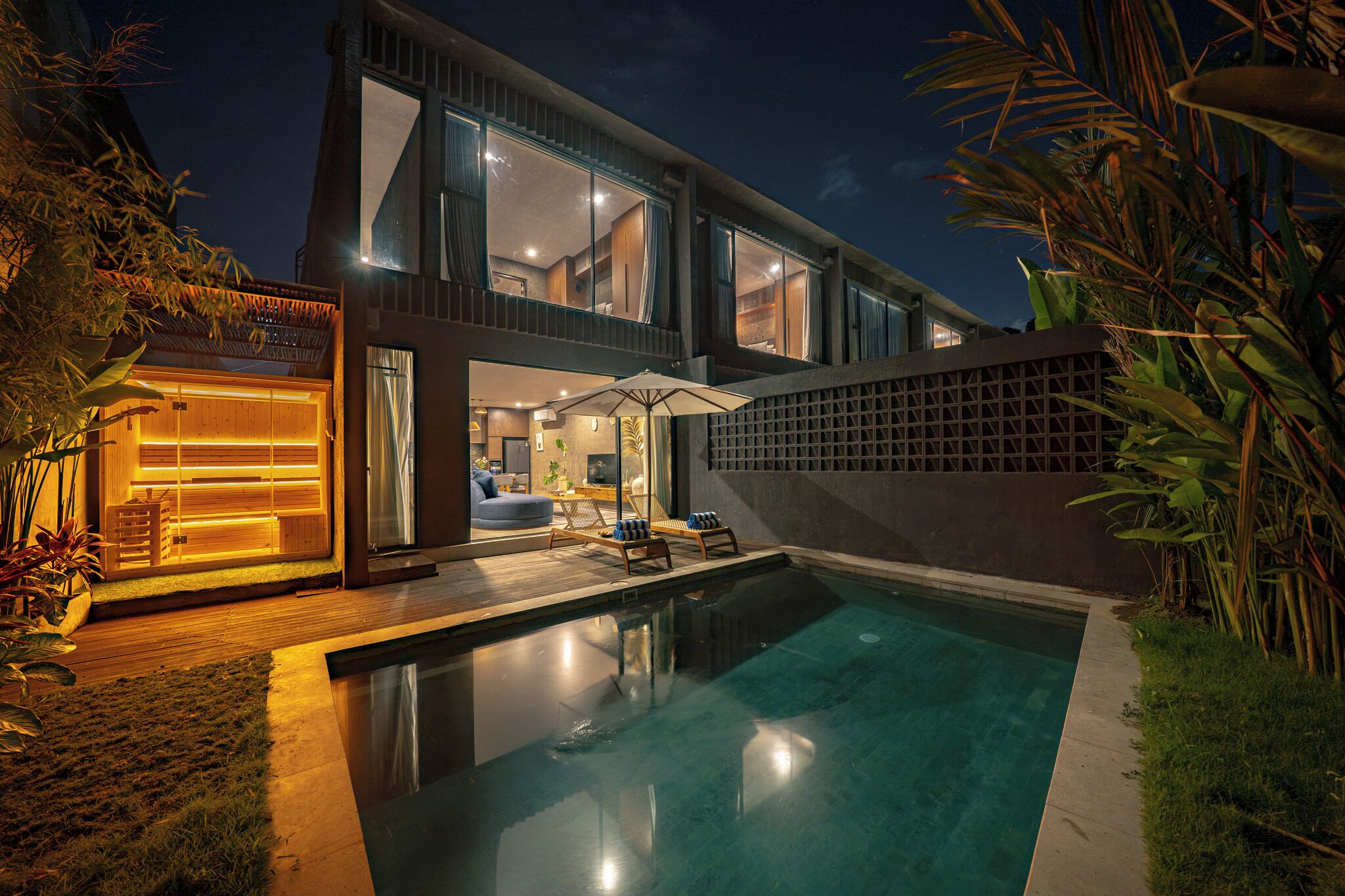Vila, 3 quartos, varanda, vista para a piscina | Piscina | Piscina externa, guarda-sóis, espreguiçadeiras