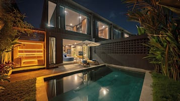 Vila, 3 quartos, varanda, vista para a piscina | Piscina | Piscina externa, guarda-sóis, espreguiçadeiras