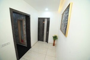 Toalhas de banho, shampoo, papel higiênico 