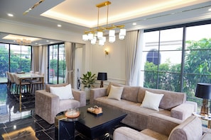 Villa, 2 quartos, piscina privativa, vista para o mar | Sala de estar | Smart TV de 42 polegadas com canais digitais