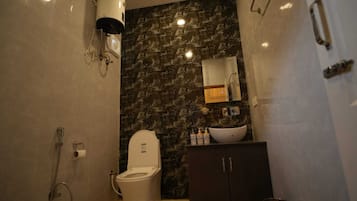 Quarto Deluxe | Casa de banho | Um polibã, artigos de higiene pessoal grátis, sabão