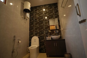 Quarto Deluxe | Casa de banho | Um polibã, artigos de higiene pessoal grátis, sabão