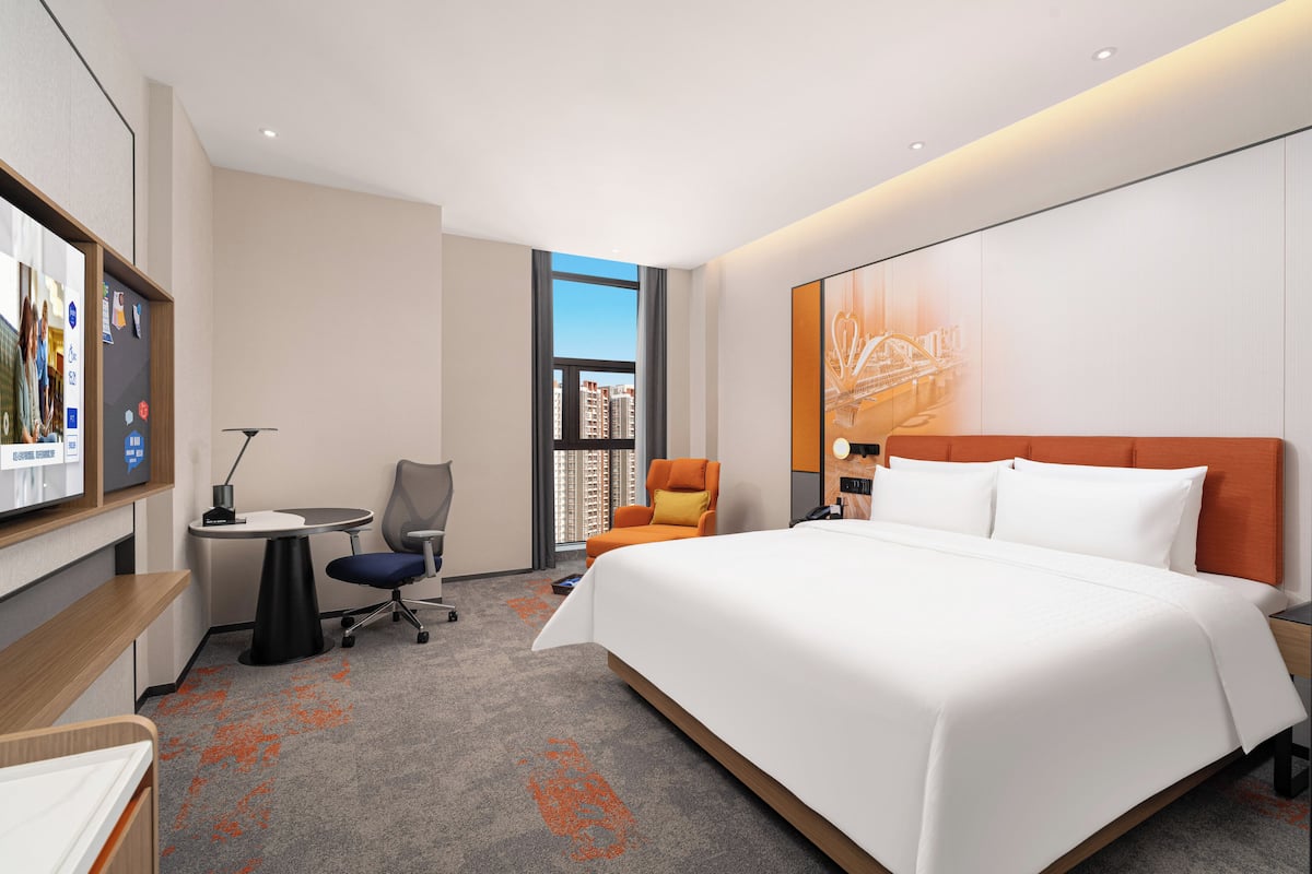 Quarto Duplo Superior, Vista para a cidade | Secretária, secretária adequada para computadores portáteis 