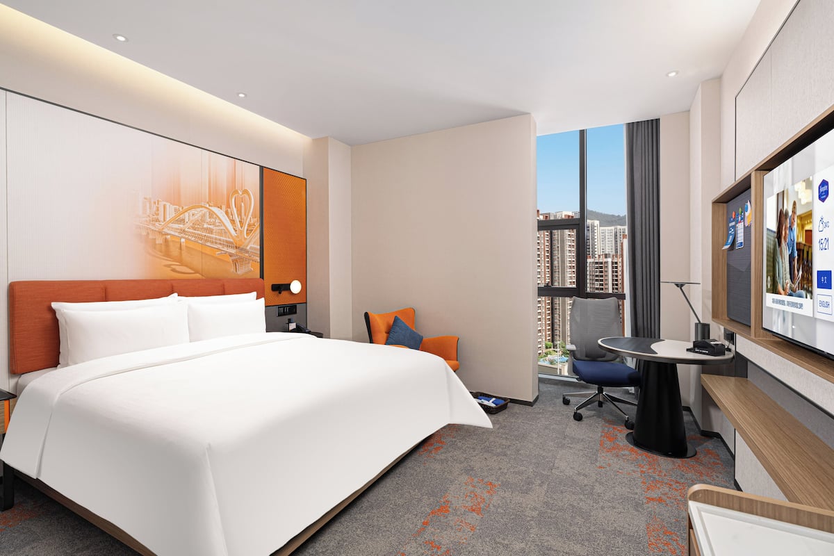 Quarto Duplo Comfort, Vista para a cidade | Secretária, secretária adequada para computadores portáteis 