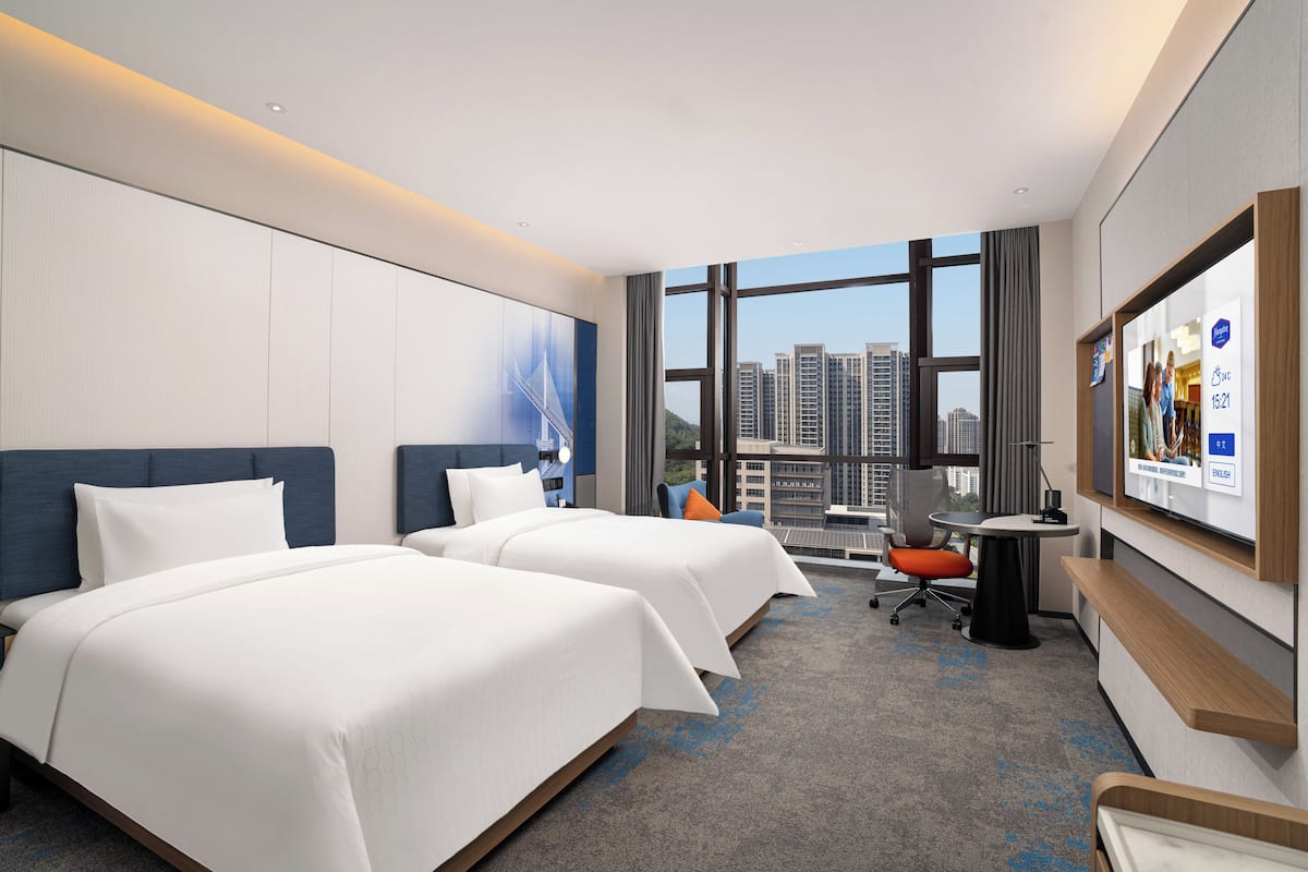 Quarto Twin Deluxe, Vista para a cidade | Secretária, secretária adequada para computadores portáteis 