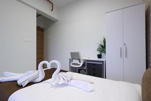 Apartamento, varanda, Vista para a cidade | Secretária, secretária adequada para computadores portáteis 