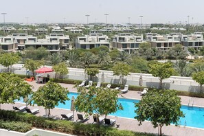 Apartamento Deluxe, 2 quartos, varanda, vista para a piscina | Vista do quarto