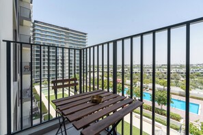 Apartamento Deluxe, 2 quartos, varanda, vista para a piscina | Varanda