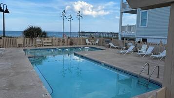 Piscina externa sazonal, espreguiçadeiras