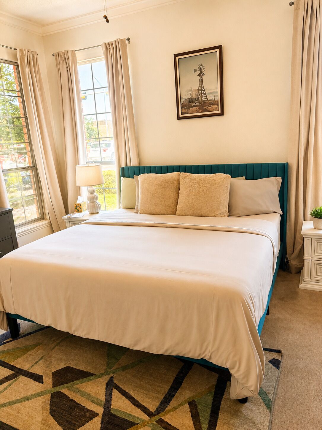 Quarto casal, 1 cama King, para não fumantes | Quartos à prova de som, ferros/tábuas de passar roupa, Wi-Fi de cortesia