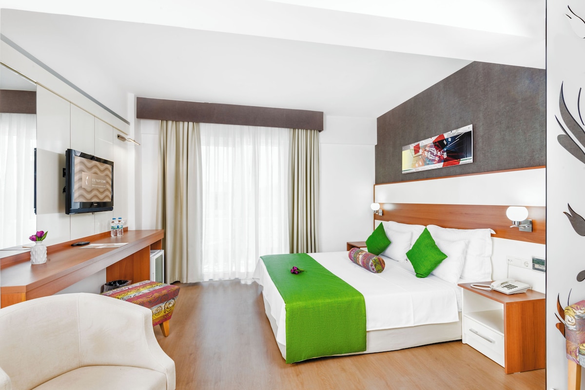 Quarto Duplo Básico, varanda | Cofre no quarto, secretária