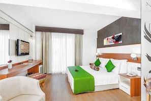 Quarto Duplo Básico, varanda | Cofre no quarto, secretária
