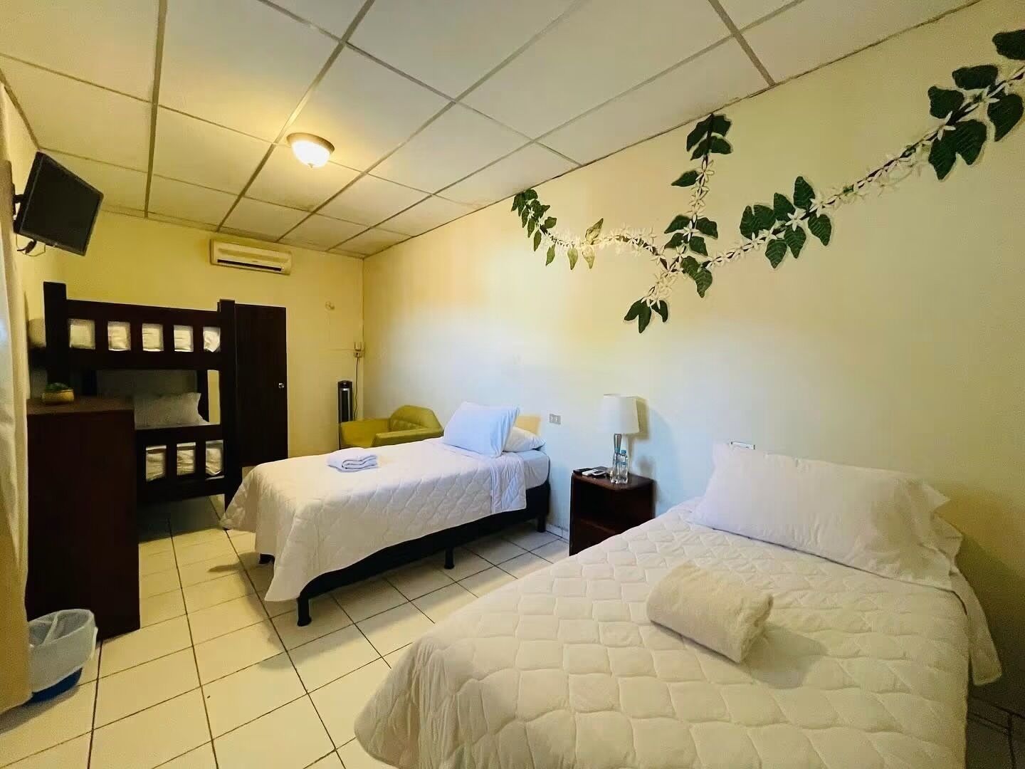 Quarto, várias camas | Ferro/tábua de engomar, Wi-fi grátis 