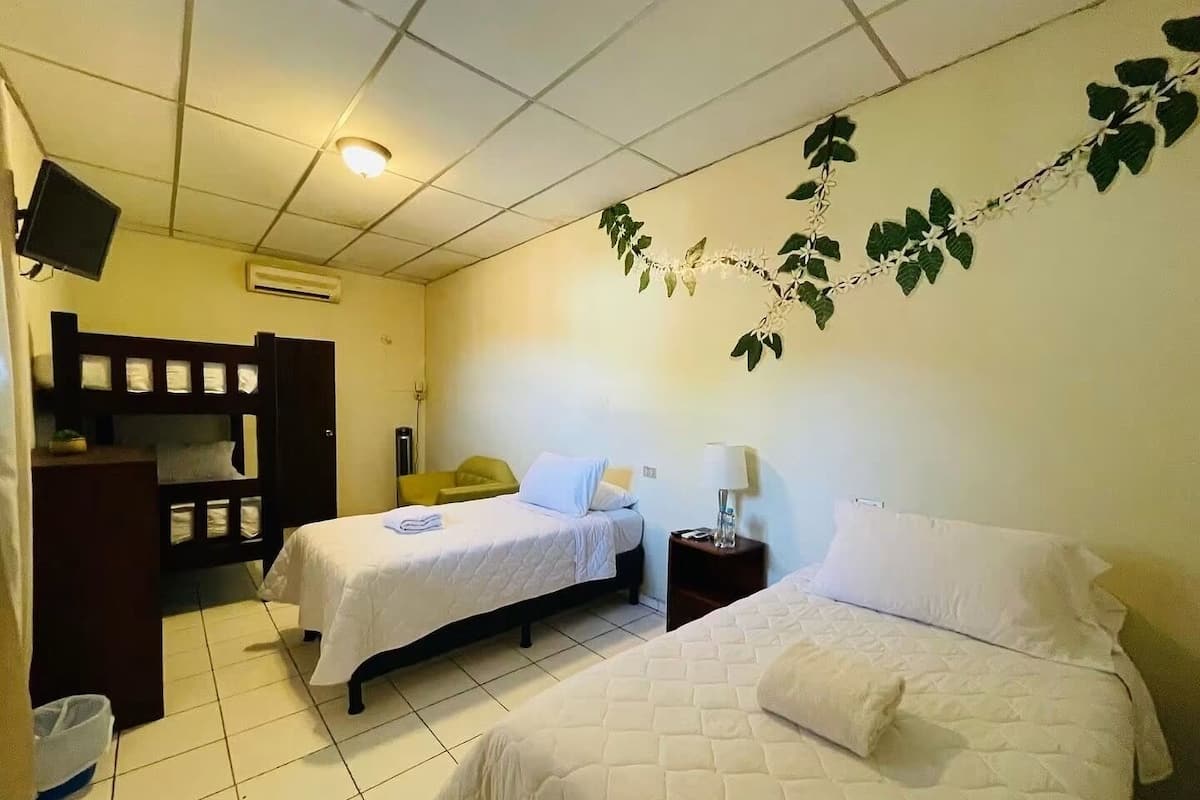 Quarto, várias camas | Ferro/tábua de engomar, Wi-fi grátis